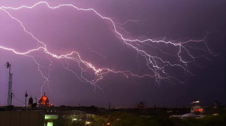 Dust storm: Strong winds lash Delhi-NCR early this morning - India News ...