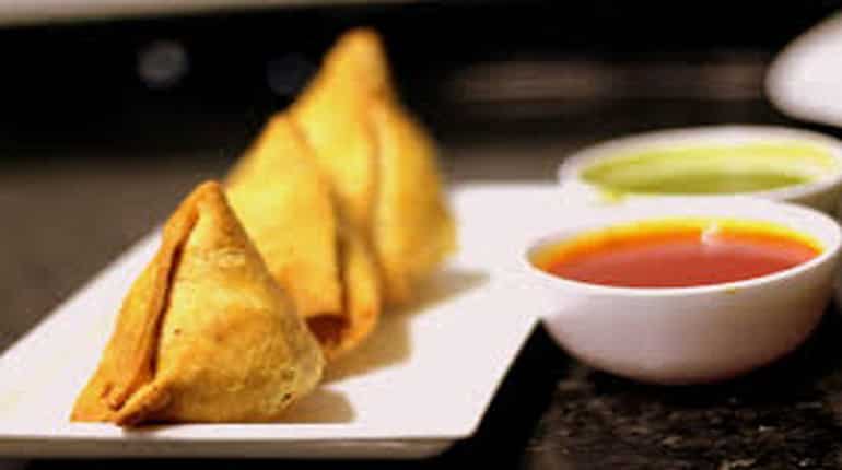 Not biscuits, but UK youngsters are preferring samosa with tea: Survey ...