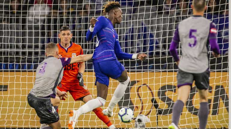 Chelsea's new coach debuts with win in friendly match against Perth ...
