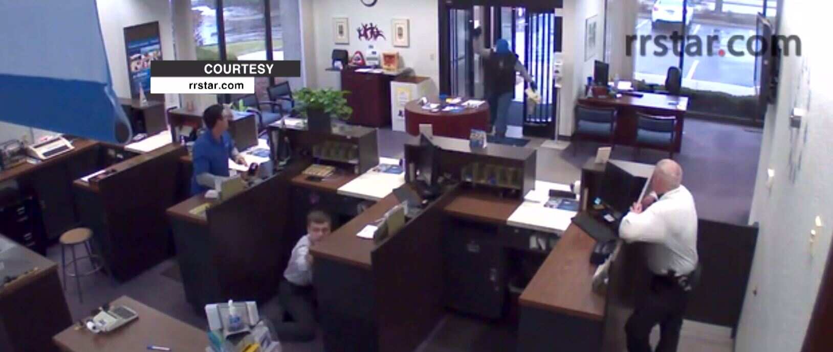 Bank robbery caught on camera - South Asia News