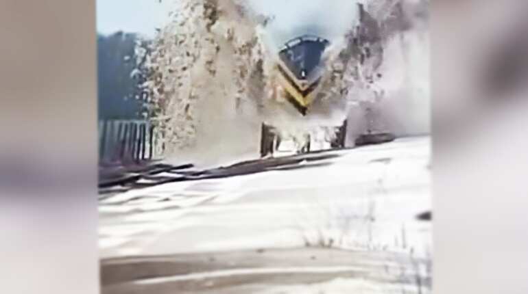 Train clears deep snow from UK tracks - World News