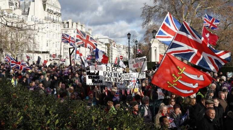 Thousands protest through London in support of Brexit ahead of crucial ...