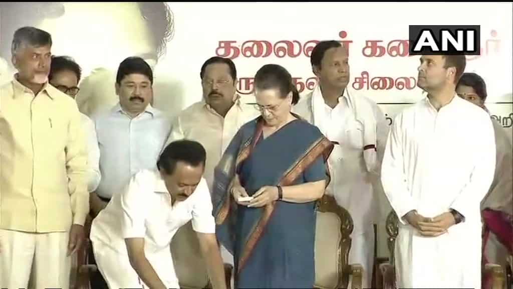 Sonia Gandhi unveils Karunanidhi's statue at DMK headquarters in ...