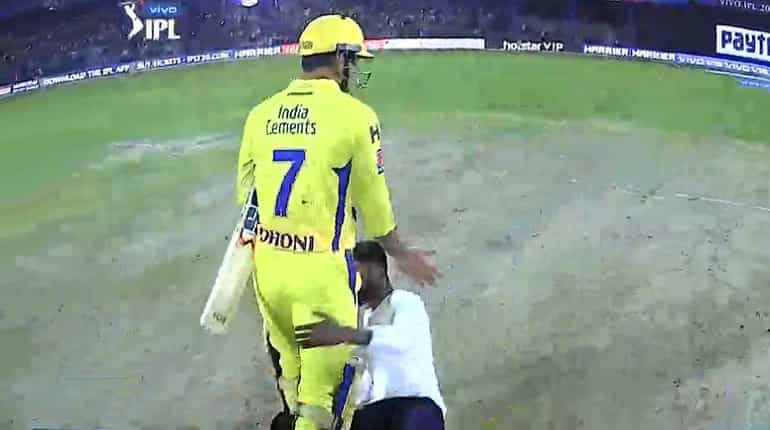 See pictures! Fan invades pitch to meet Chennai skipper MS Dhoni ...