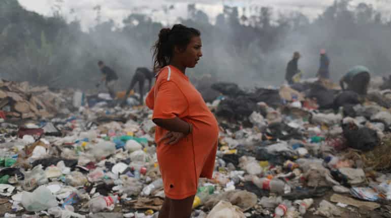 Venezuelan scavengers vie with vultures for Brazilian trash - World News
