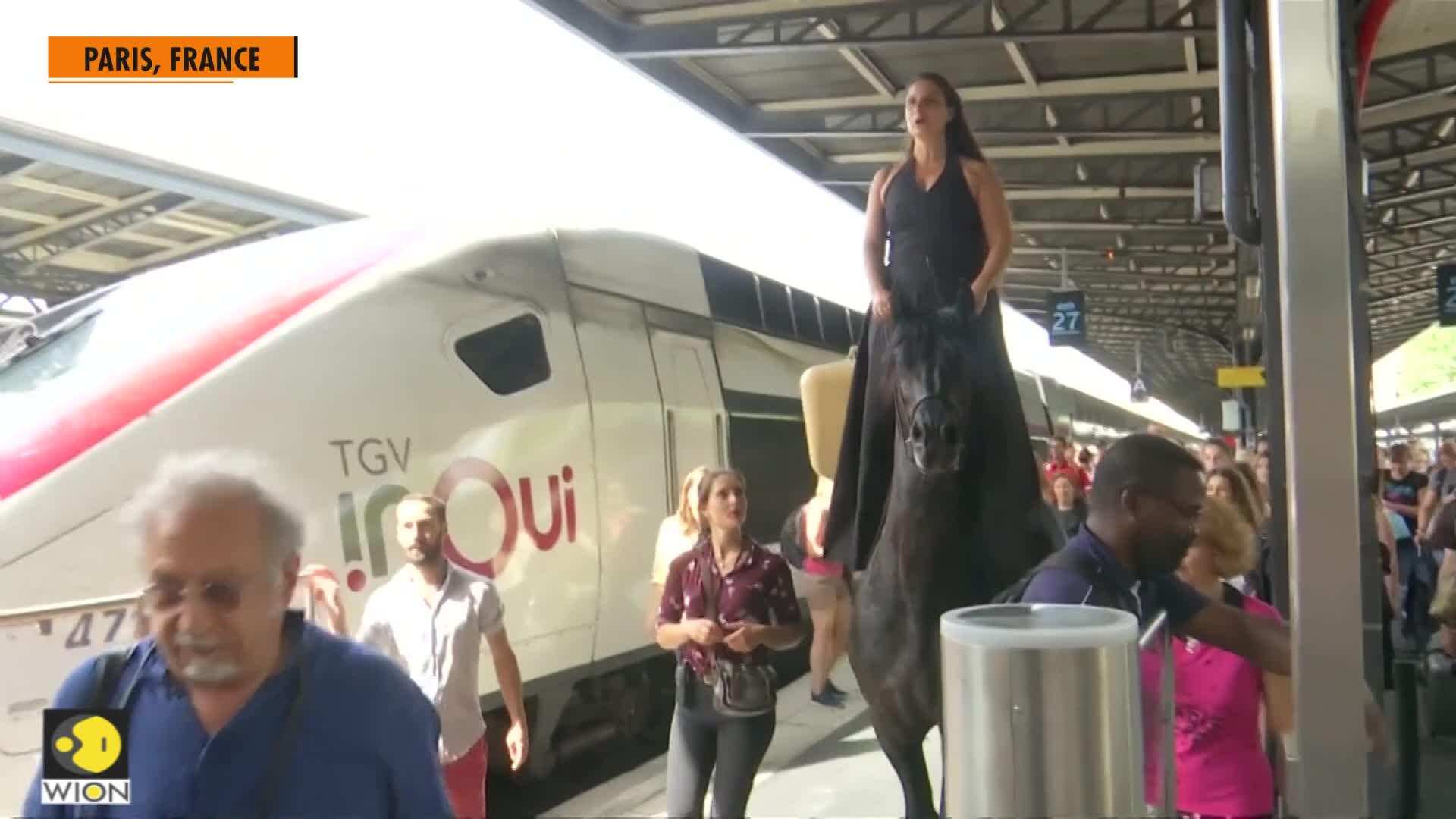 Performers on horseback surprise passengers at Paris train station ...