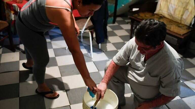 Venezuela nurses turn to side jobs to survive economic crisis - World News