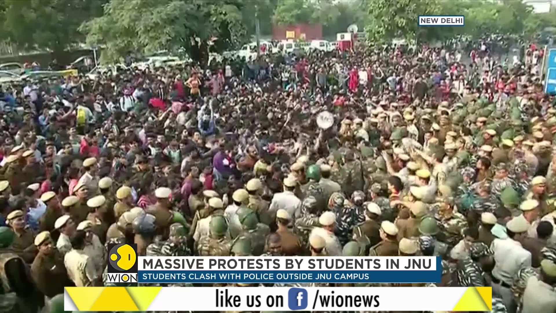 Scuffle between JNU students and police outside the JNU campus during ...