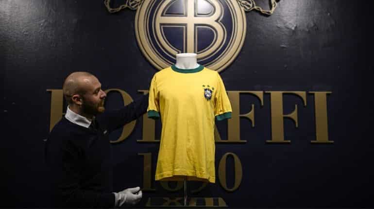 Pele's last Number 10 Brazil jersey sold for 30,000 euros in Italy ...