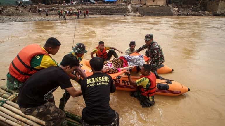 Indonesia Floods: Thousands take refuge in shelters, death toll climbs ...