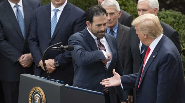 Donald Trump continues to handshake despite White House medical advice ...