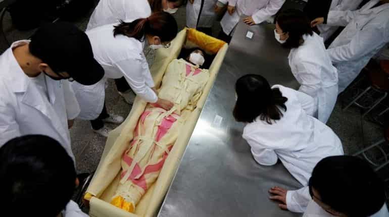 Women handling the dead: More female morticians in South Korea as taboo ...