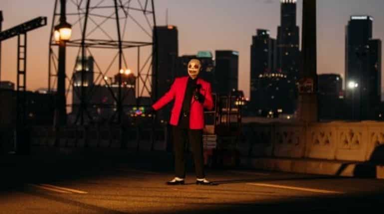 The Weeknd, with bandaged face, picks up American Music Award win ...