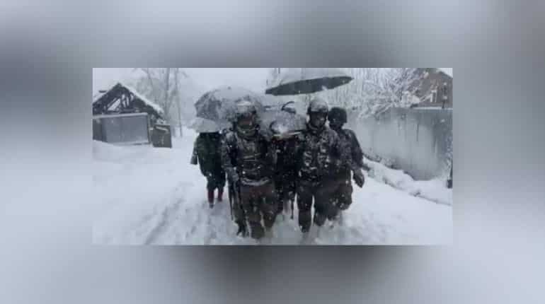 Indian Army earns praise after helping woman, newborn reach home in ...