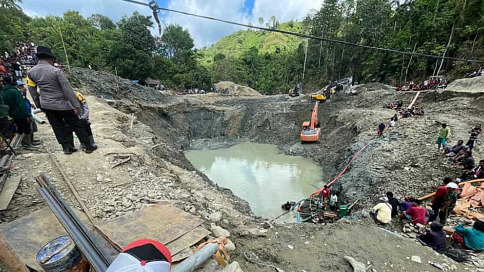 Indonesia: 23 trapped in mine collapse - South Asia News