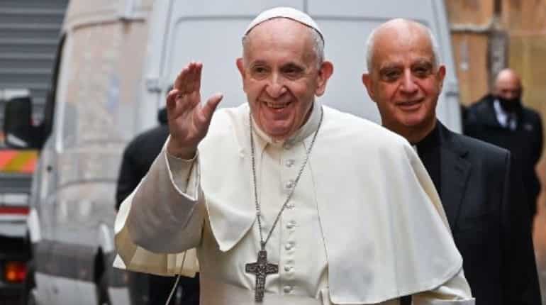 Pope celebrates mass of 'mercy' with prisoners, refugees - World News