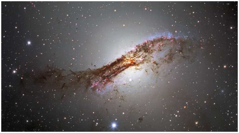 Brilliant photo of a galaxy reveals fascinating details - Science News