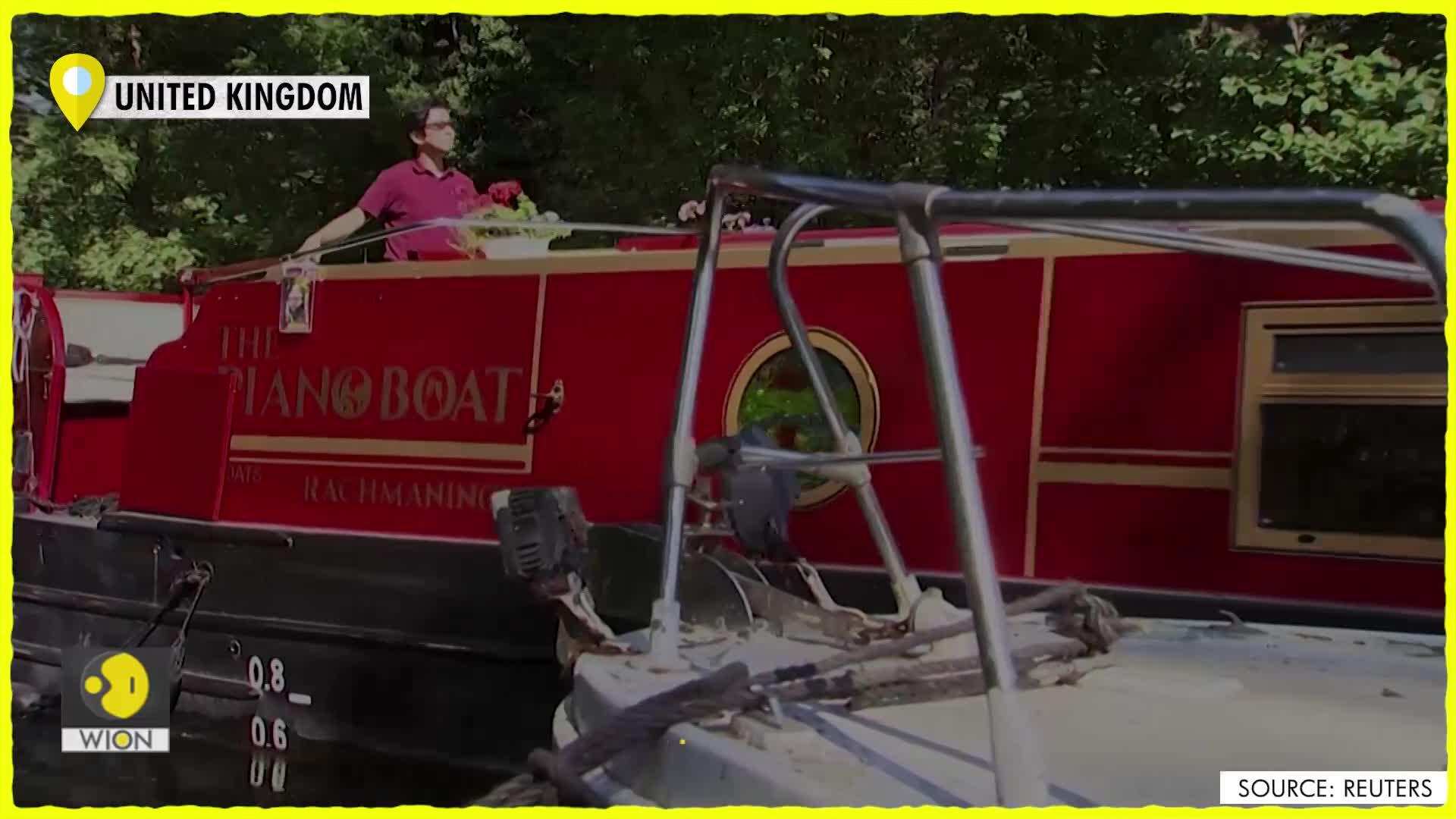 Floating piano venue entertains on London waterways - World News