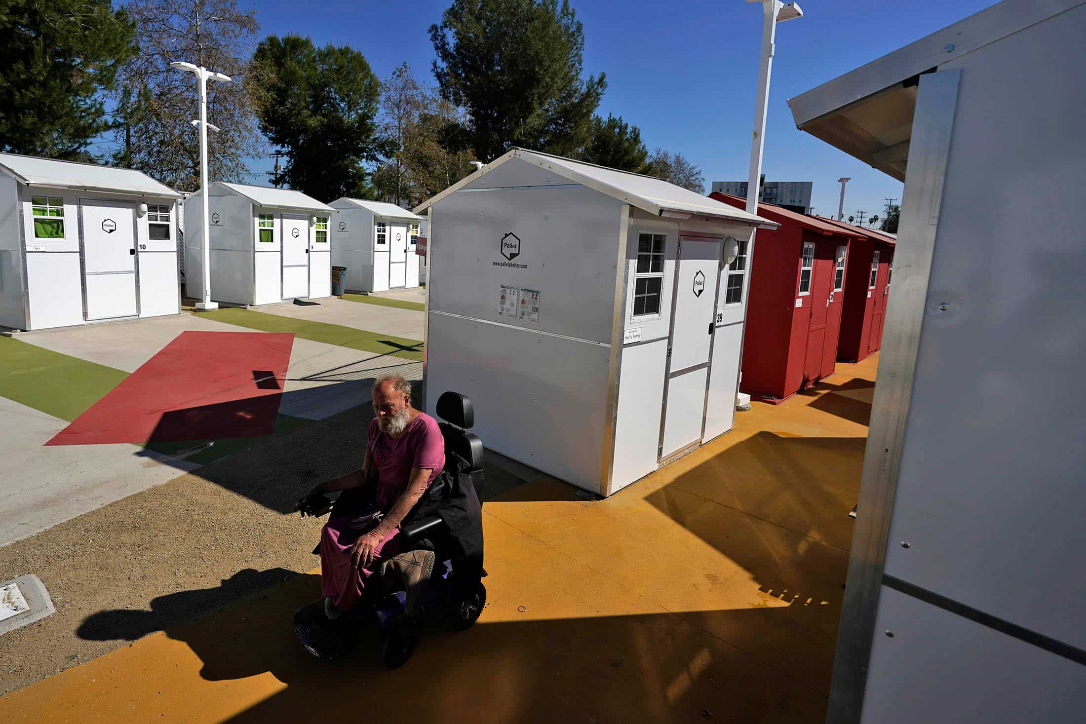 US: Los Angeles creates tiny villages for the homeless - World News