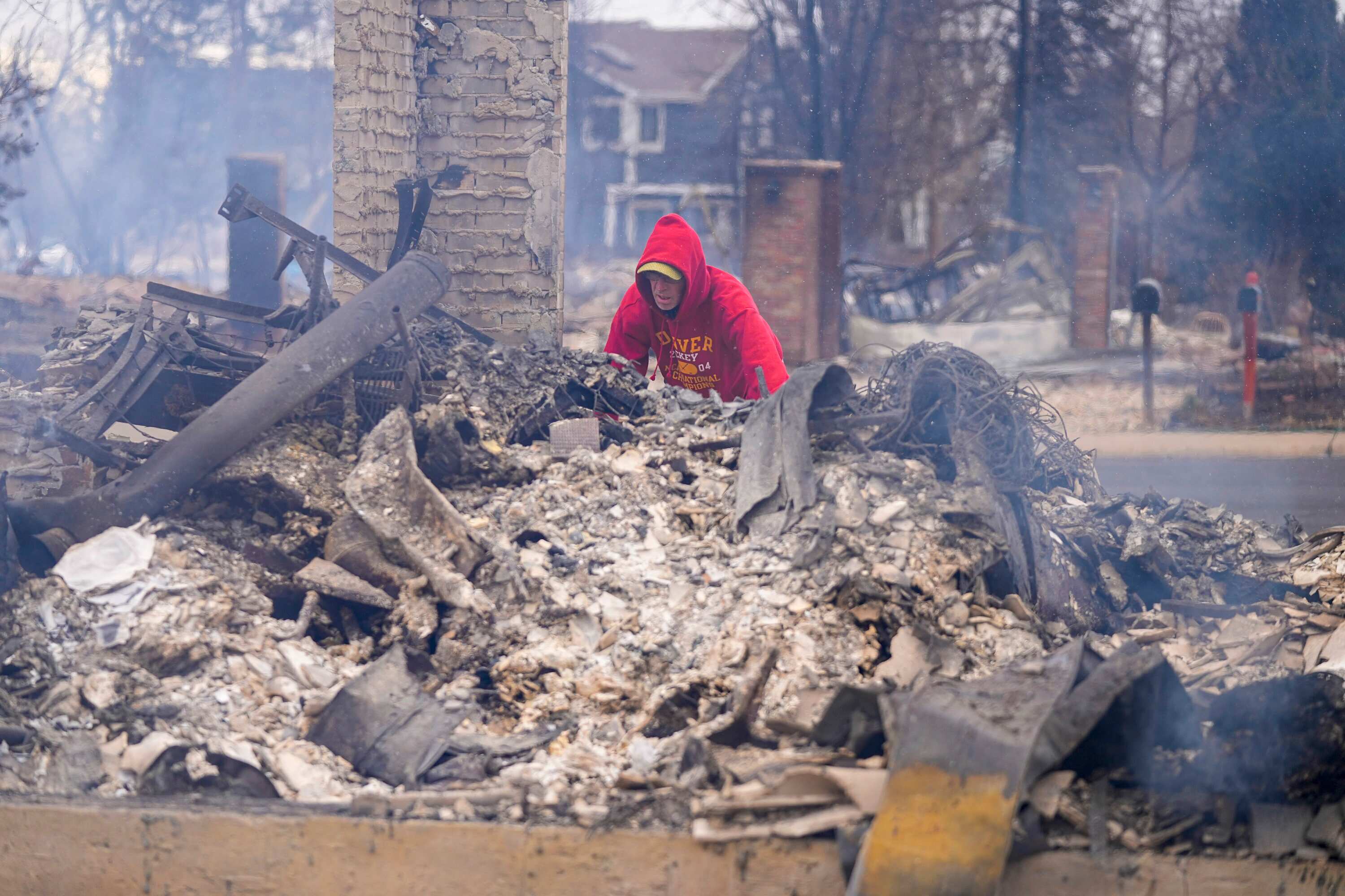 Hundreds of homeowners in colorado return to their wildfire-ravaged ...