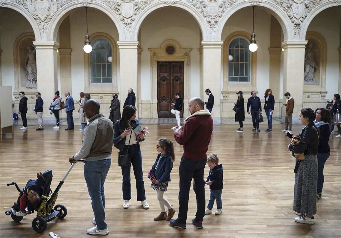 The battle for French Presidency: French line-up at polling booths to ...