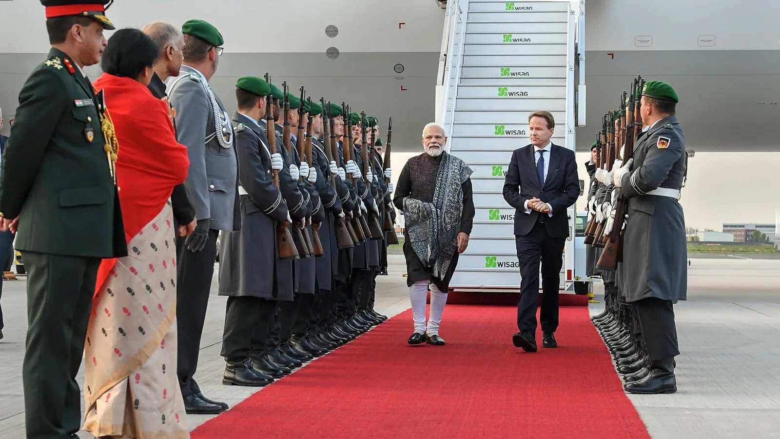 Indian PM Narendra Modi receives Guard of honour in Berlin - World News