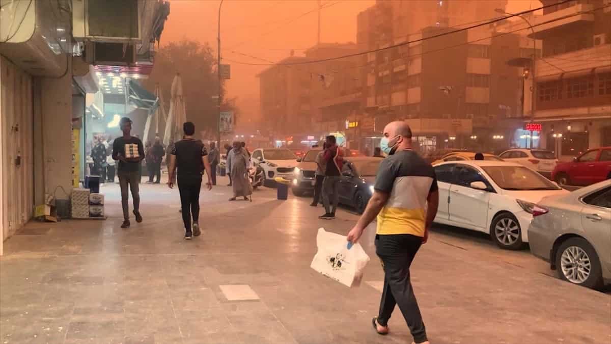 Iraqis wake up to a thick blanket of dust, 7 dust storms hit Iraq in 1 ...