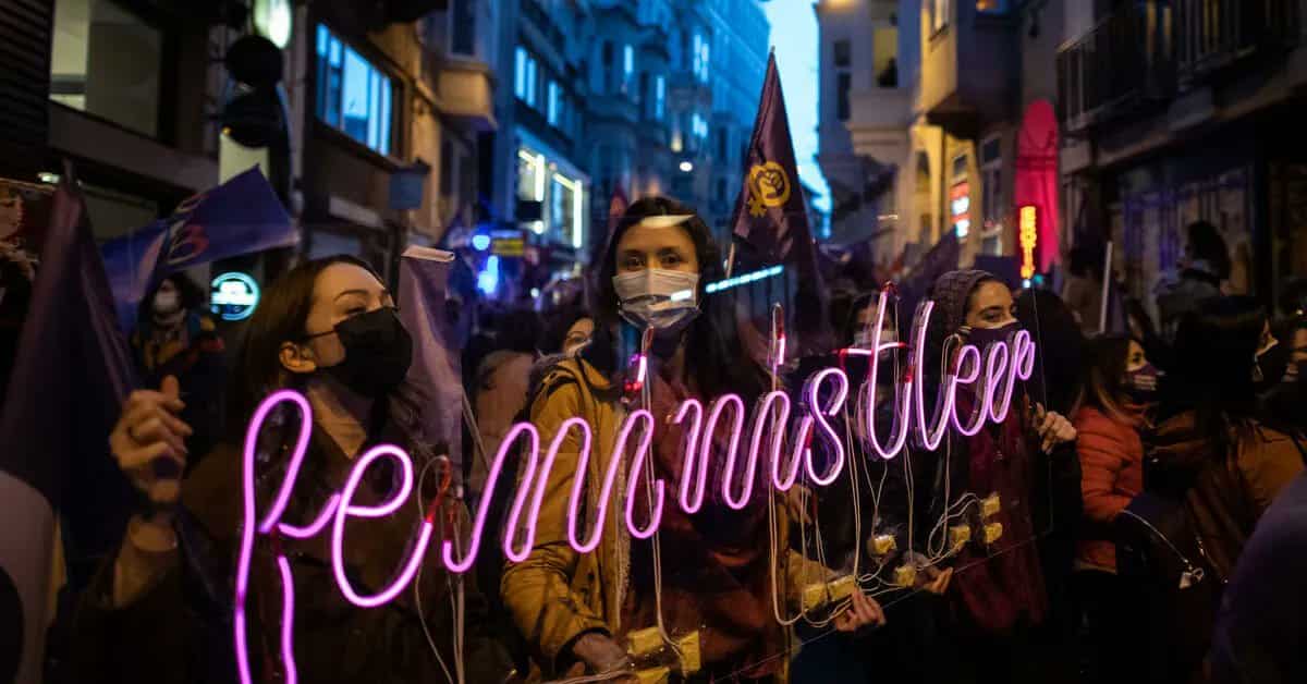 Anti-femicide group goes on trial in Turkey, hundreds of women gather ...