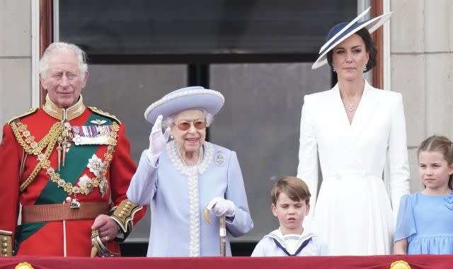 Queen's platinum jubilee celebrations: Queen appears on palace balcony ...
