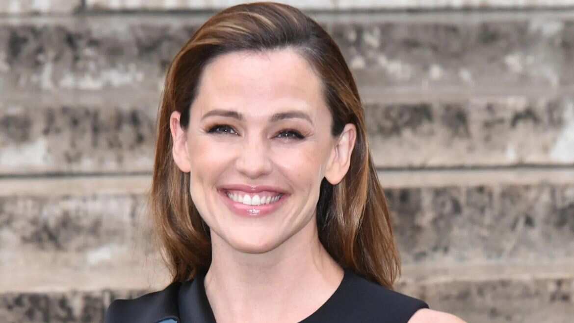 Jennifer Garner lends a helping hand to homeless man on wheelchair ...