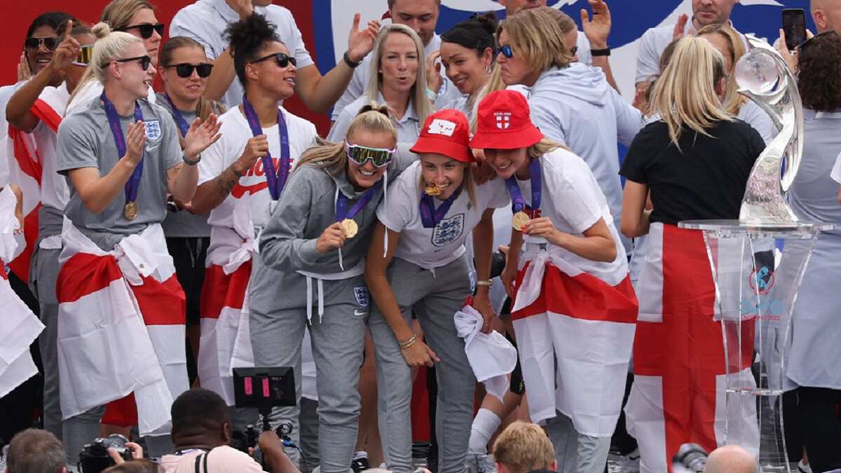 England players celebrate with fans at victory party in London after ...