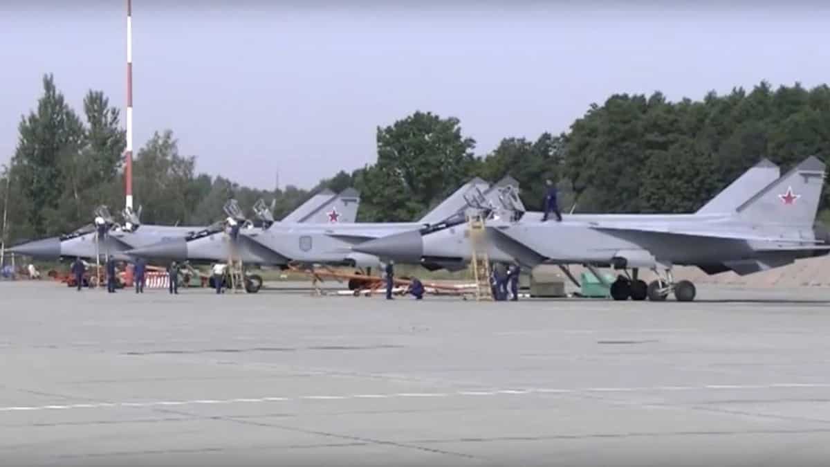Russia deploys MiG-31 fighters with Kinzhal hypersonic missiles to its ...