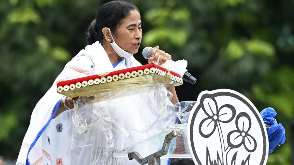 Mamata Banerjee offers Samar Banerjee's family her condolences ...