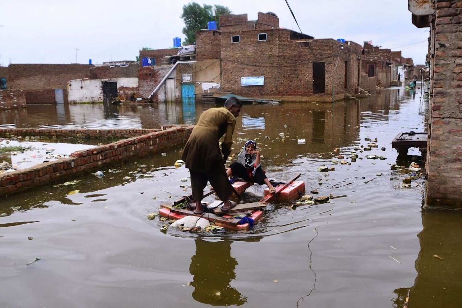 Heavy rain pounds much of Pakistan; 1000 dead, 45 million affected ...