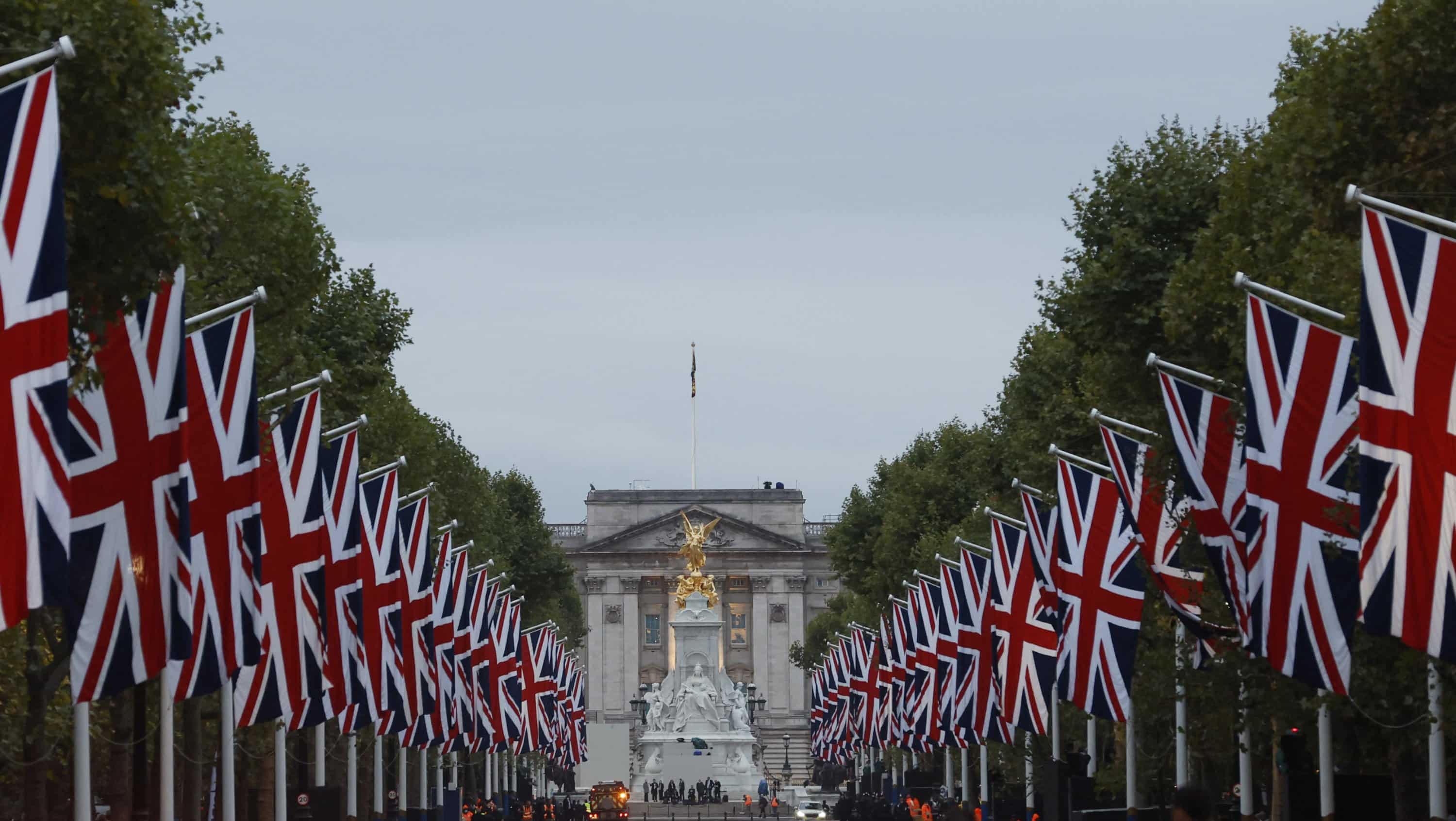 Queen Elizabeth II Funeral: Mourners queue up for hours to pay their ...