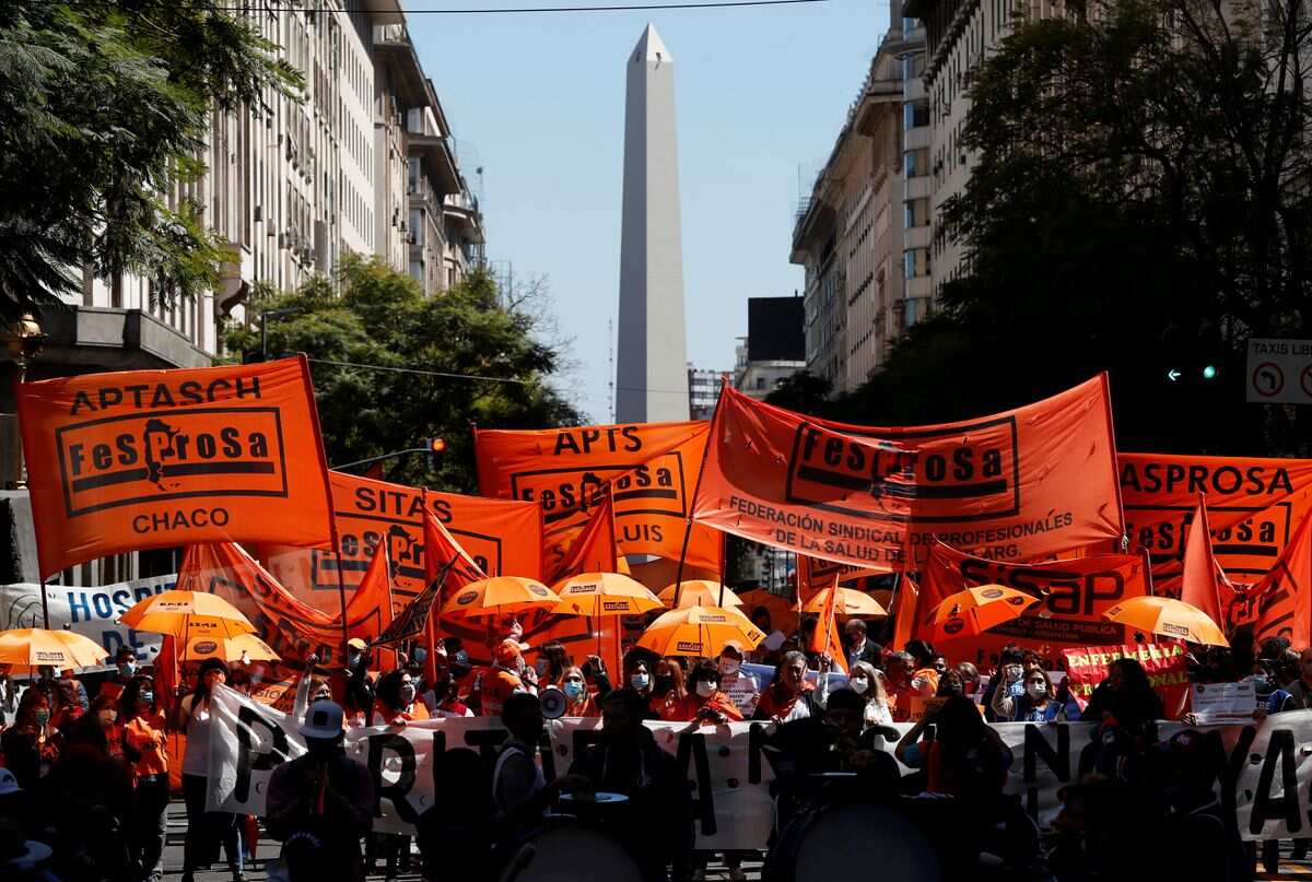 Argentina Economic Crisis: Residents search through garbage piles for ...
