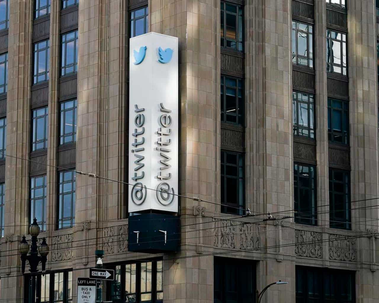 US: Elon Musk trolled outside Twitter headquarters in San Francisco ...