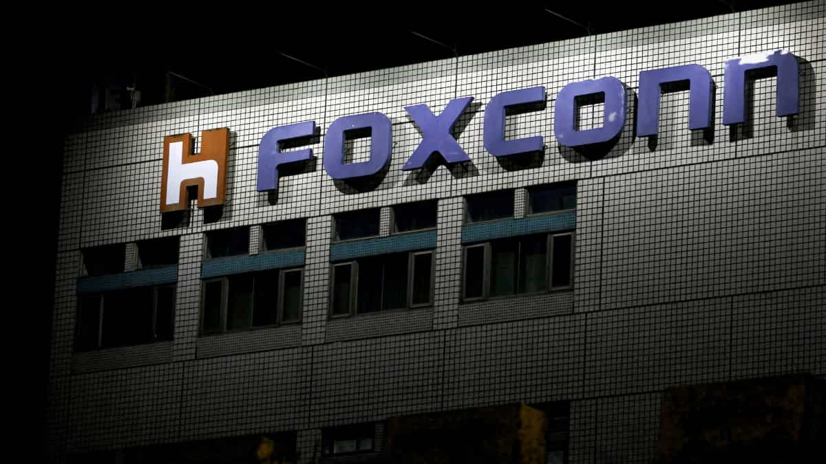 After labour unrest, Apple supplier Foxconn makes effort to recruit workers - World News