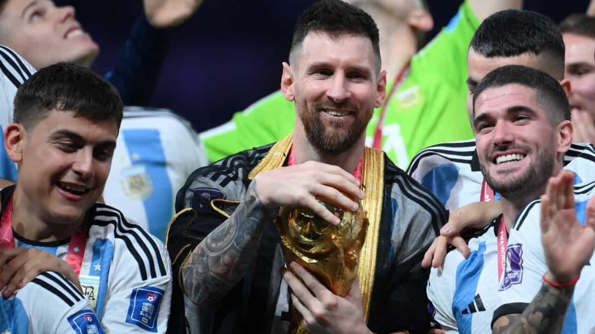 DECODED! The robe that Messi was made to wear during the presentation ...