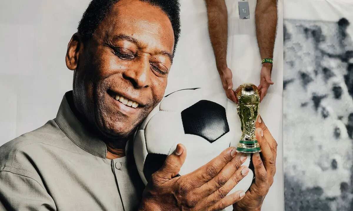 Final farewell to Pele: Procession with coffin bearing Pele's remains ...