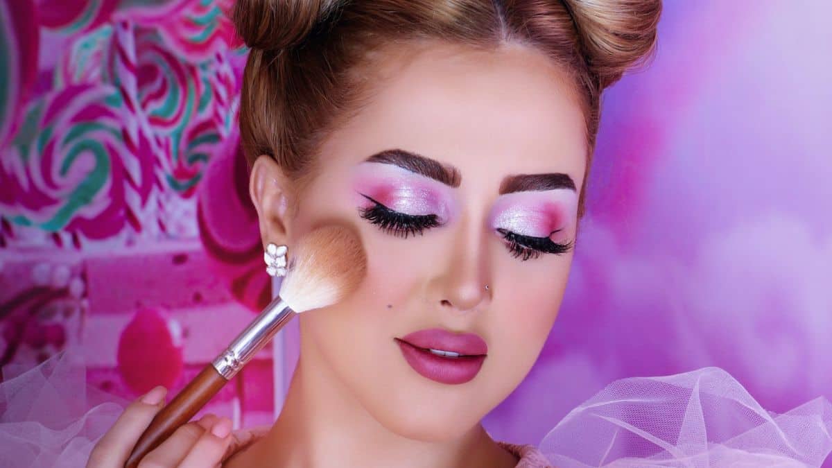 Viral 'Snatural' makeup technique guide! Lift and snatch your face ...