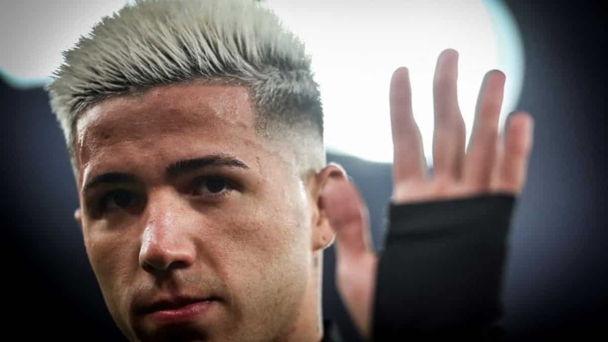 Chelsea signs Argentina midfielder Enzo Fernandez from Benfica for ...