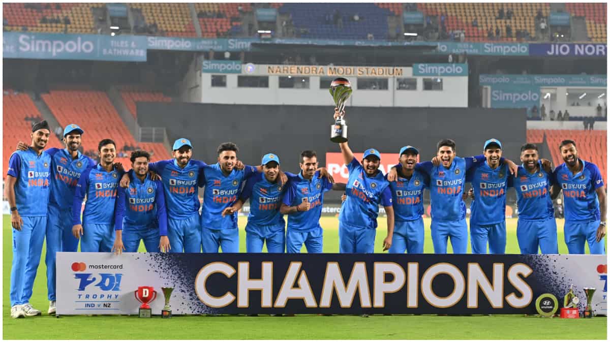 IND vs NZ: Hardik Pandya presents T20I series trophy to benched Prithvi Shaw as video goes viral ...