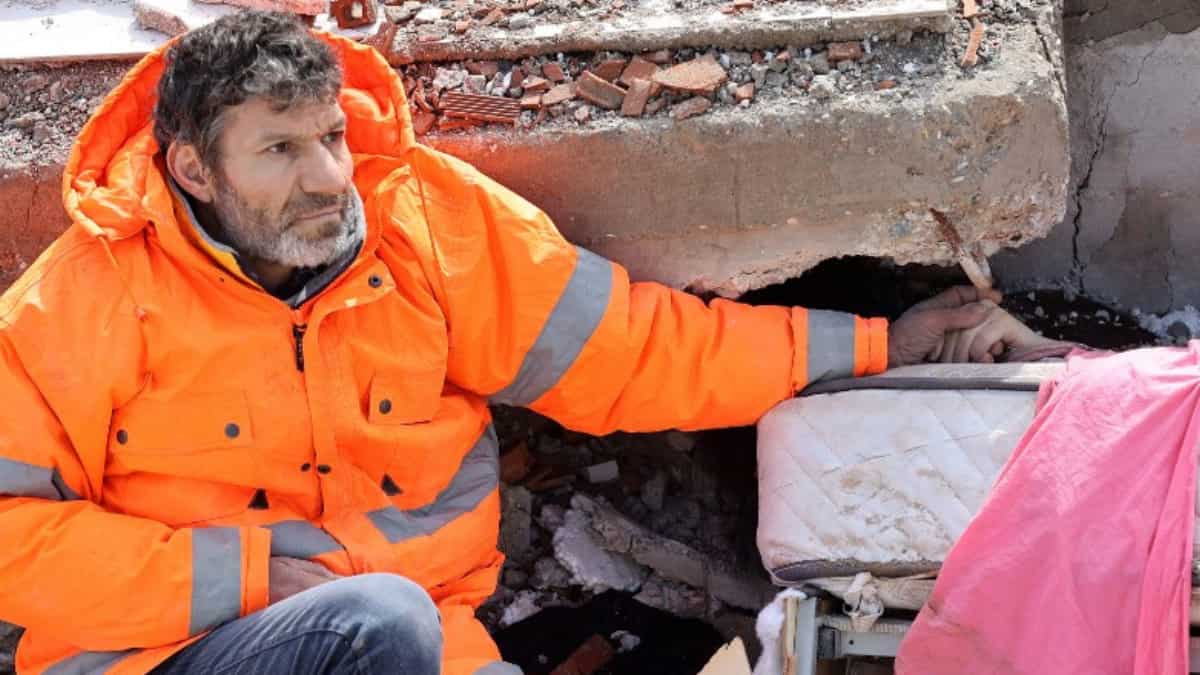 Heartbreaking image shows father holding hand of daughter, who died in ...