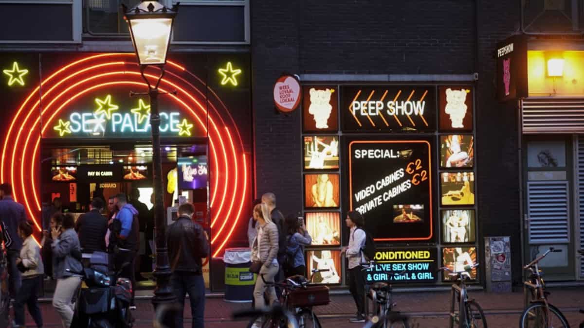 Amsterdam makes smoking cannabis illegal in city's red light district ...