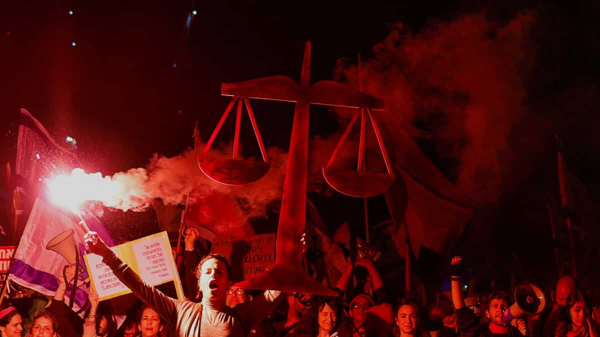 Dramatic images emerge from Israel protests as people chant 'democracy ...