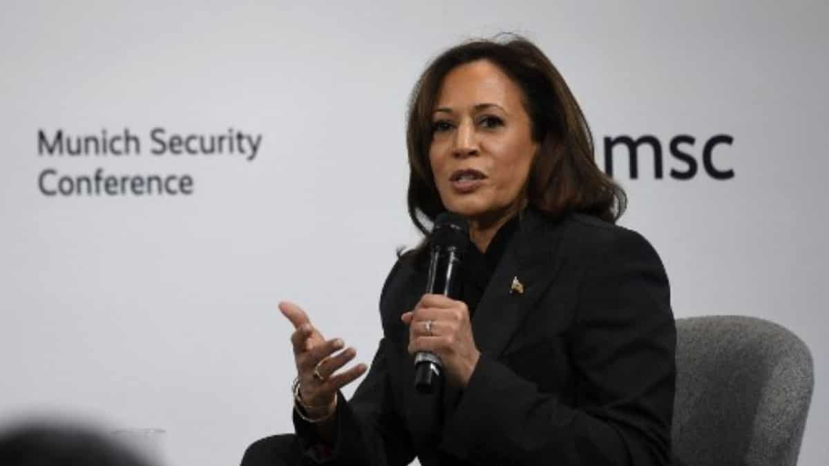 WATCH: Kamala Harris claps along with man singing in Spanish, without ...