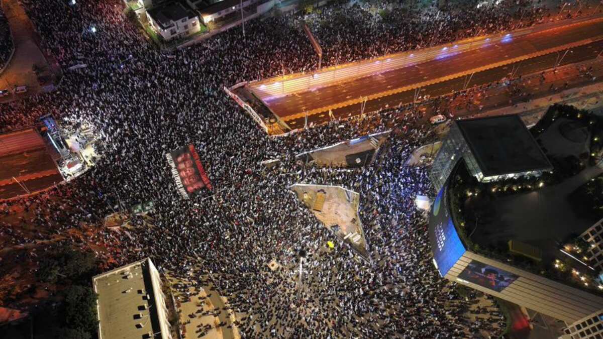 Aerial view shows powerful images from the protests against Benjamin ...