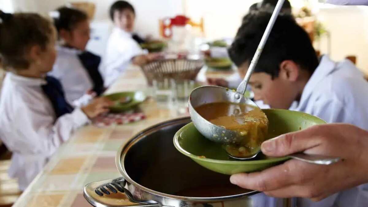 Food poverty strikes UK amid growing calls for free meals to kids in ...