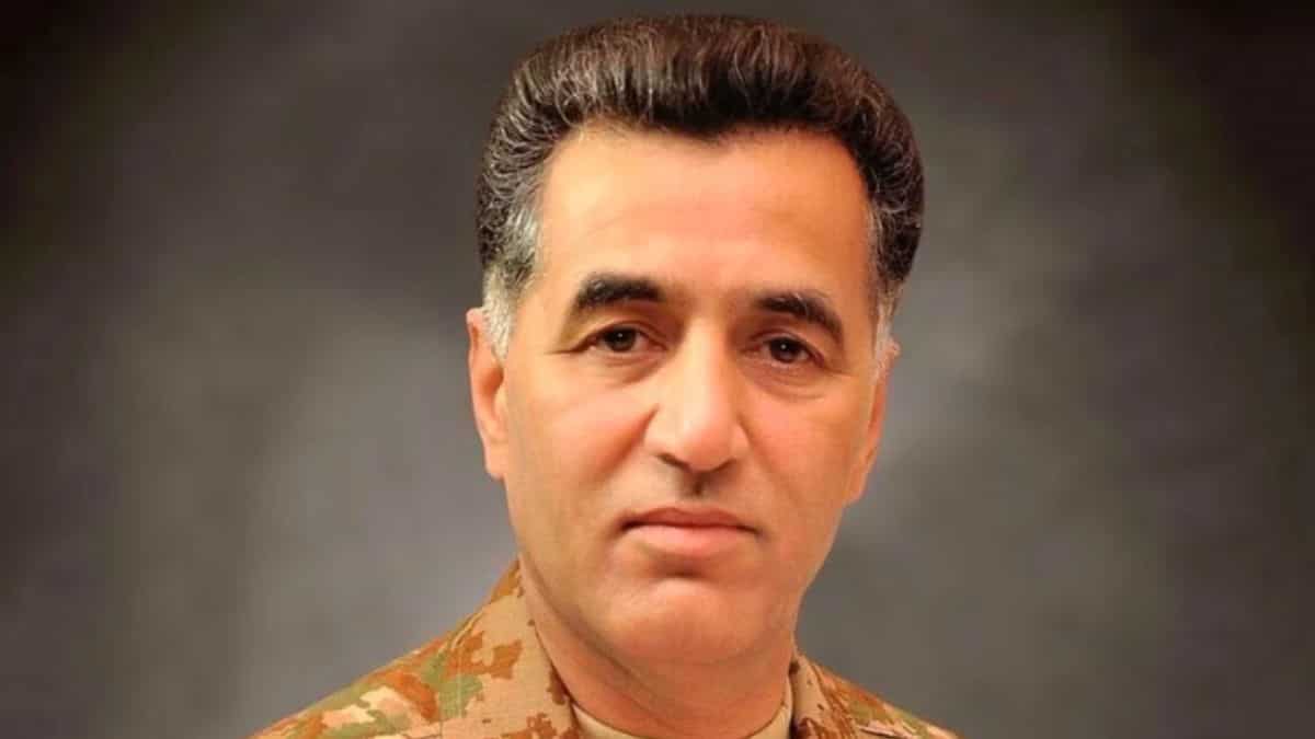 Pakistan: Former intelligence chief faces corruption probe, threat of ...